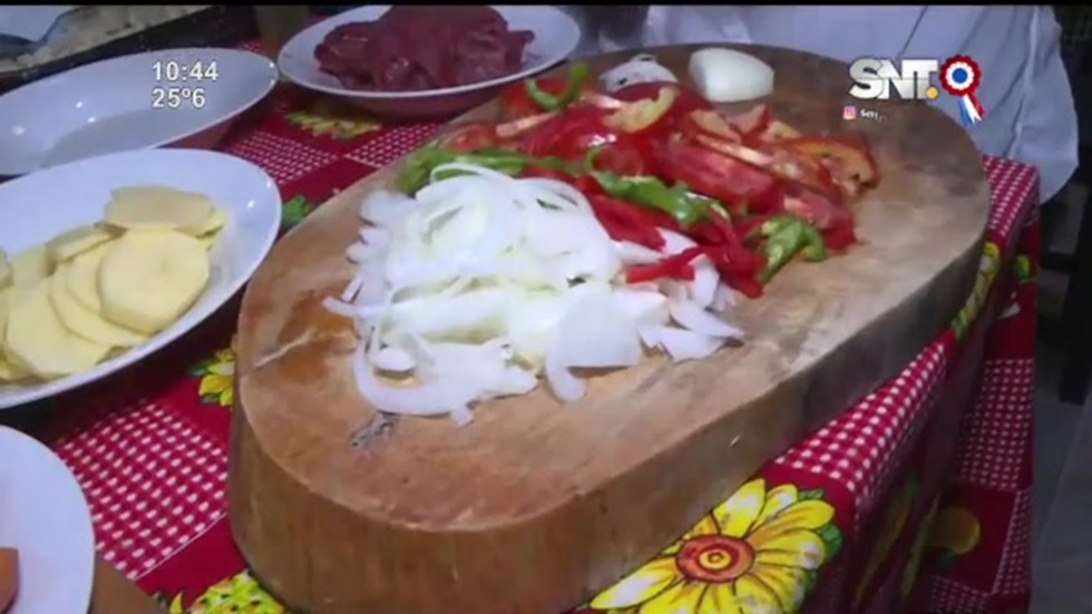 Probamos el verdadero bife koygua en el Mercado 4 - SNT